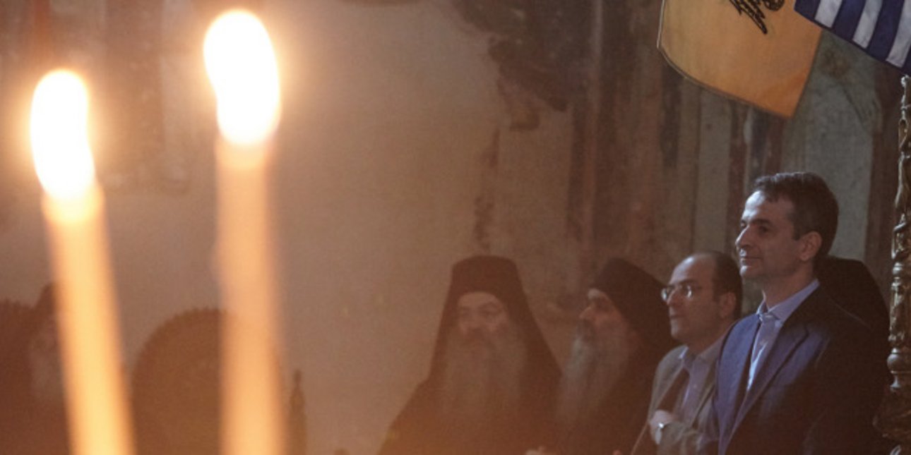 Μέσα στο Αγιον Ορος ο Μητσοτάκης - Διαβάζει το «Πιστεύω» [εικόνα ...