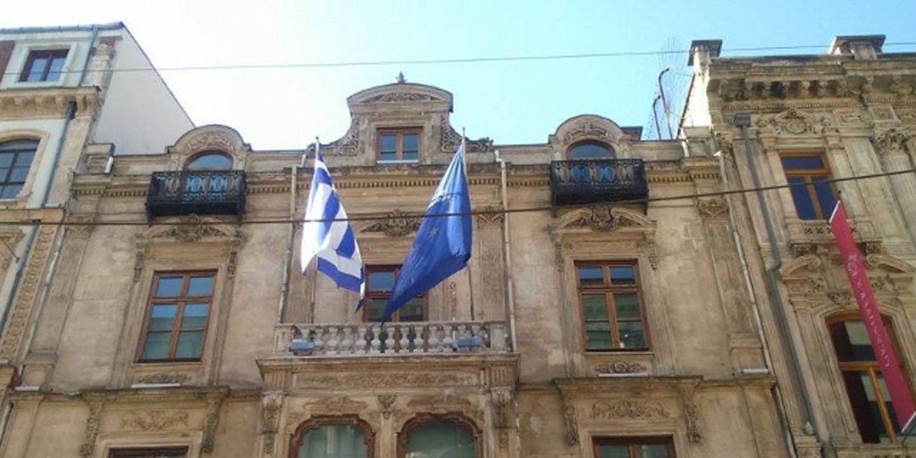 Τούρκοι εθνικιστές έξω από το ελληνικό προξενείο στη Σμύρνη: «Εχετε ...