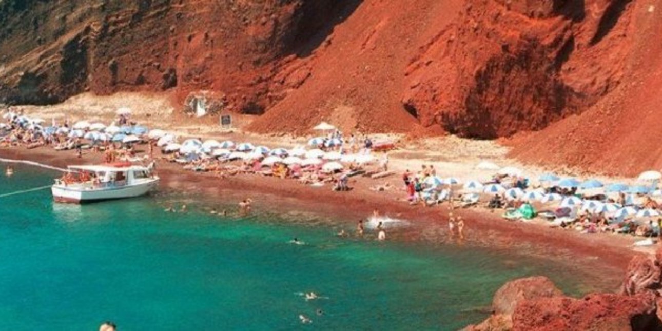 Στη Σαντορίνη μία από τις 12 παραλίες του κόσμου που μαγεύουν με το ...