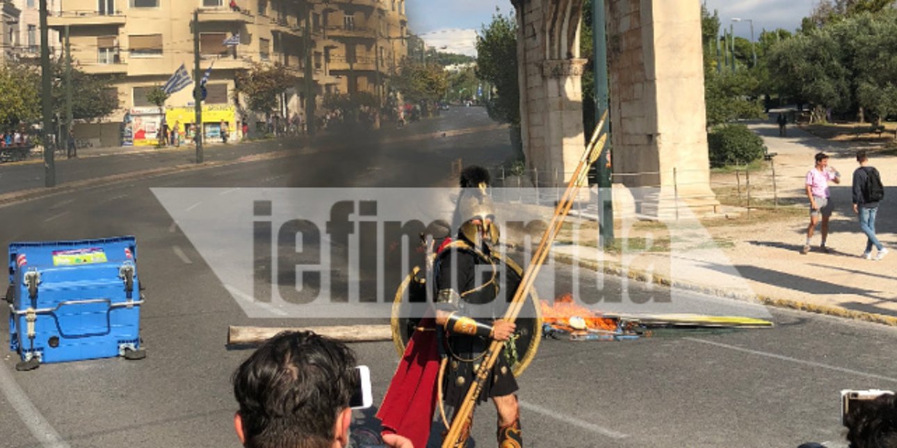 Απίστευτο καρέ: Ενας... αρχαίος Ελληνας περνά μέσα από τη βροχή μολότοφ ...