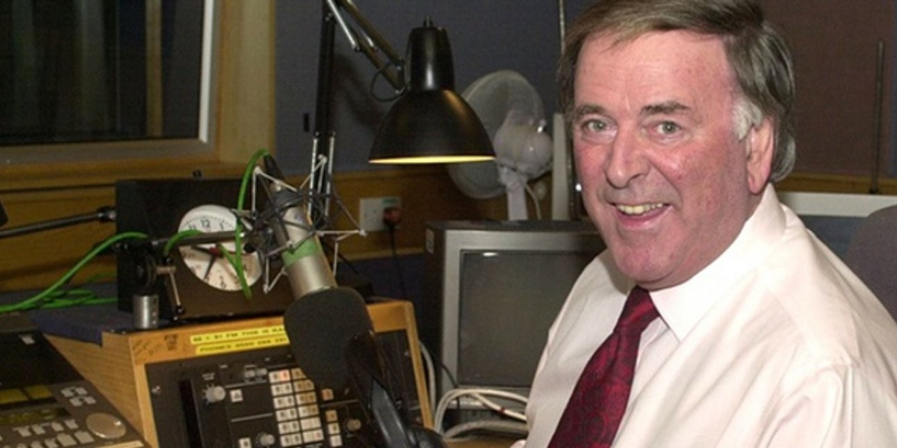 Θλίψη στη Βρετανία για το θάνατο του θρυλικού παρουσιαστή του BBC Τέρι ...