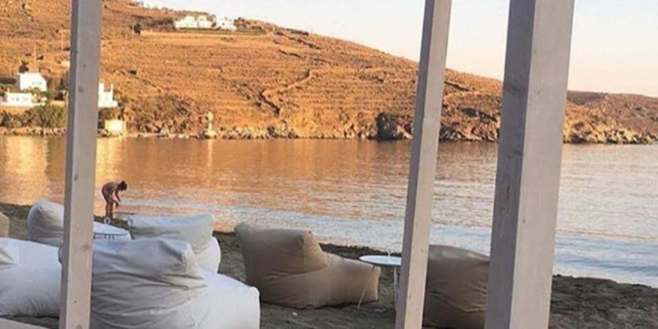 Lefko beach bar: Το all-day μπαρ δίπλα στο κύμα, στην Τήνο, που έχει γίνει hot προορισμός ...