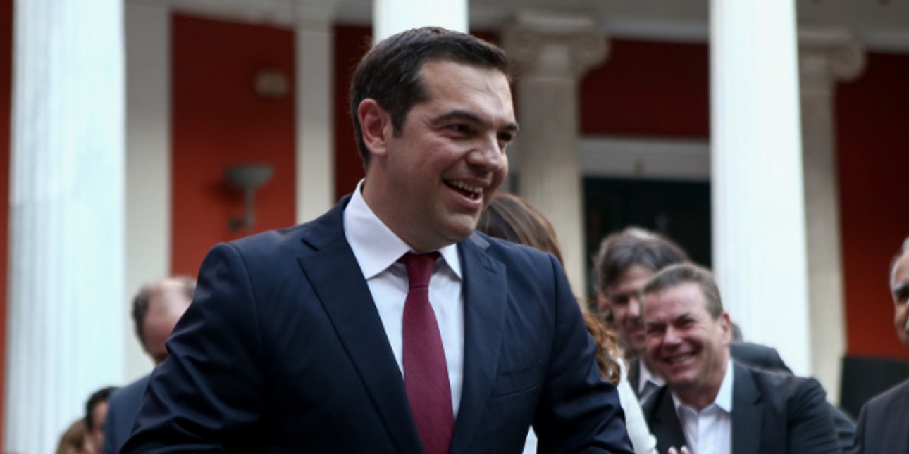 Η στιγμή που ο Τσίπρας φορά τη γραβάτα στο Μαξίμου -Με τη βοήθεια ...