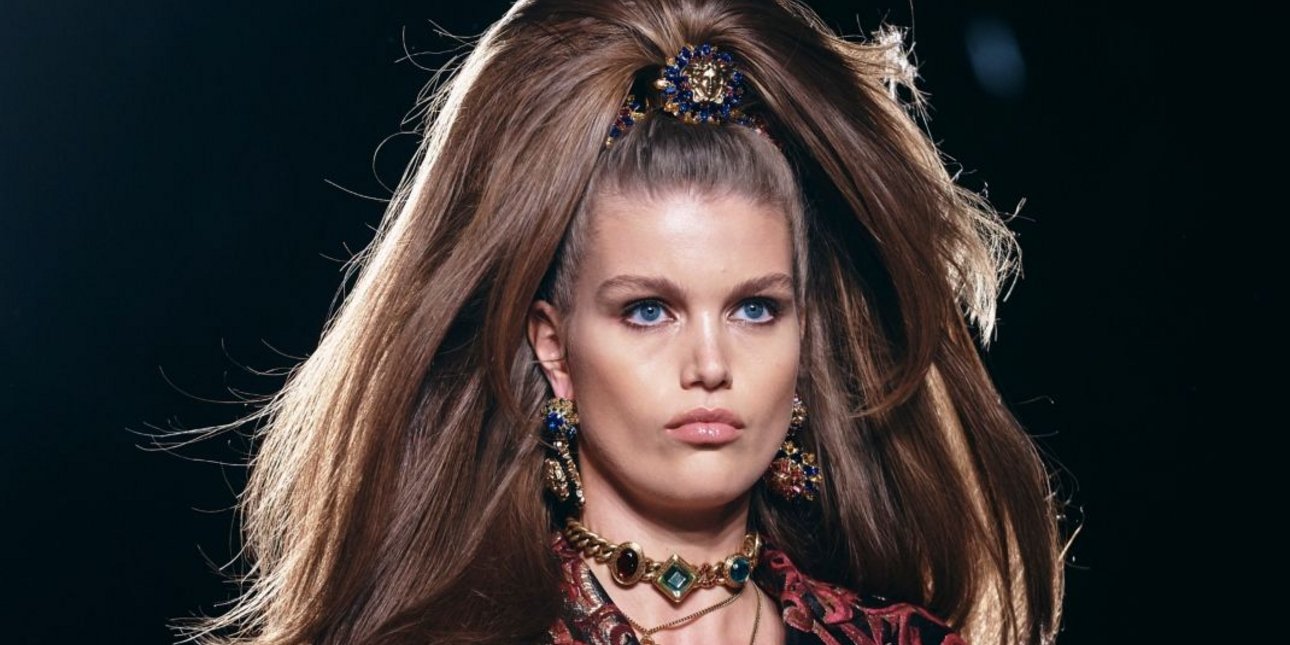 Versace Hairstyle: Τα ονειρεμένα χτενίσματα με όγκο εντυπωσίασαν στο ...