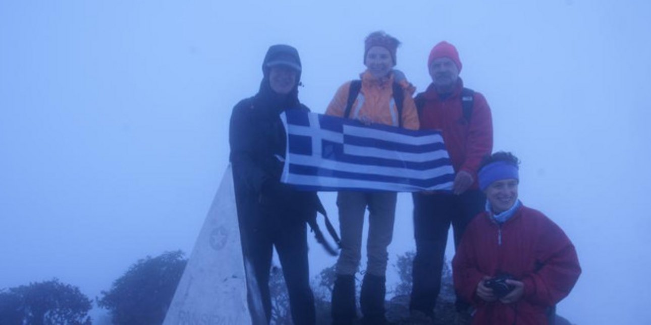 Ελληνική ορειβατική ομάδα στην κορυφή του ψηλότερου βουνού της ...