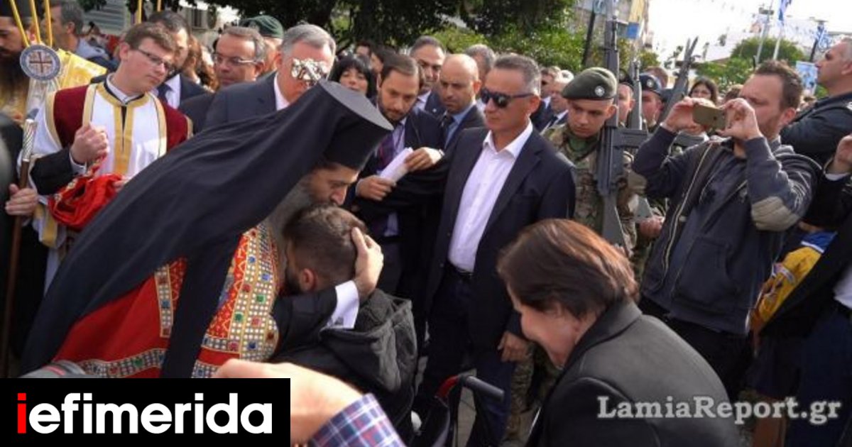 Λαμία: Ο νέος Μητροπολίτης Φθιώτιδας Συμεών φίλησε το χέρι νεαρού σε ...