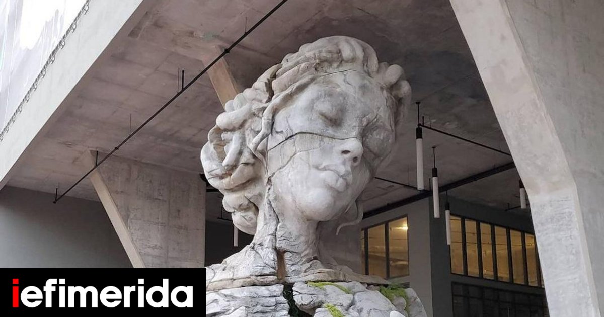 Απίστευτα εντυπωσιακό -Γιγάντιο άγαλμα γυναίκας που σκίζει το στέρνο ...