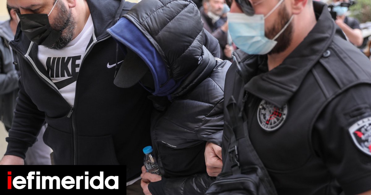 Με χειροπέδες ο Μένιος Φουρθιώτης -Εκρυβε το πρόσωπό του από τις ...