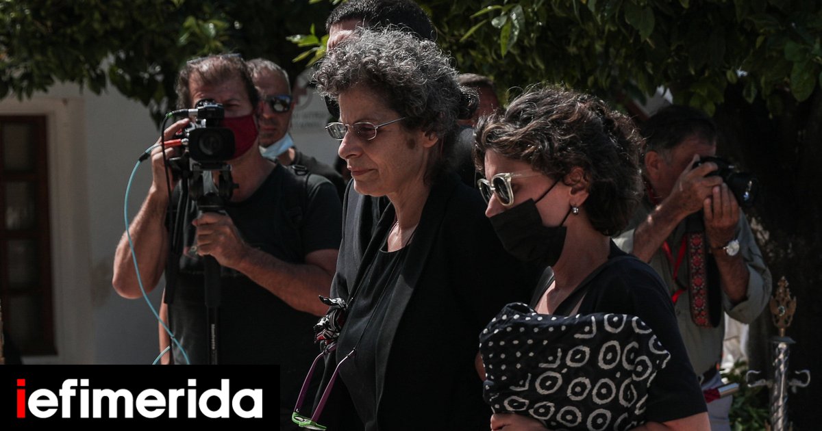 Μίκης Θεοδωράκης: Υποβασταζόμενη η κόρη του Μαργαρίτα στην κηδεία του ...