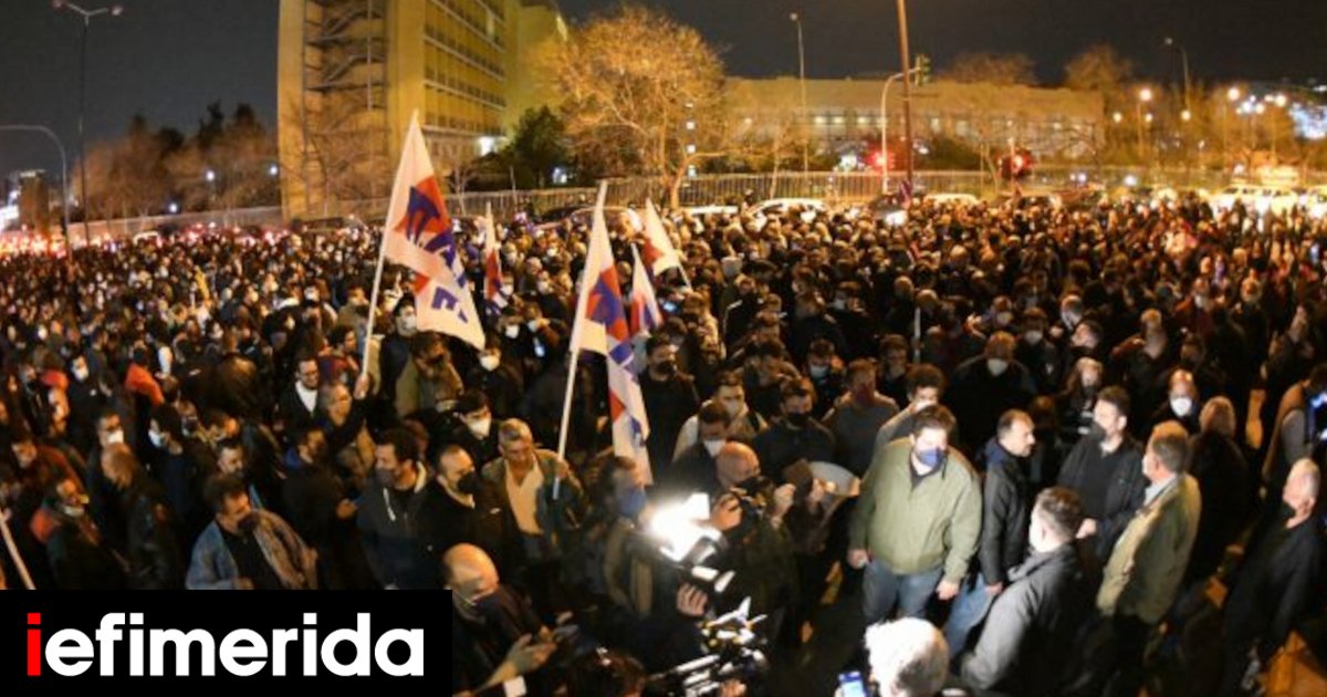 Διαμαρτυρία του ΠΑΜΕ έξω από το υπουργείο Προστασίας του Πολίτη ...