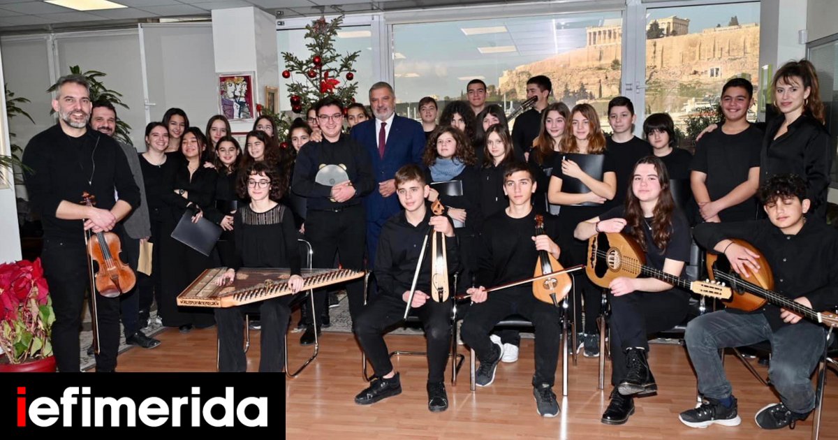 Κάλαντα και χριστουγεννιάτικες μελωδίες στο γραφείο του περιφερειάρχη ...