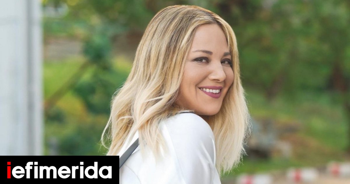 Η Νάνσυ Ζαμπέτογλου με μαύρο μαγιό και ροζ γυαλιά ηλίου, με φόντο πισίνα και φοίνικες -Η ...