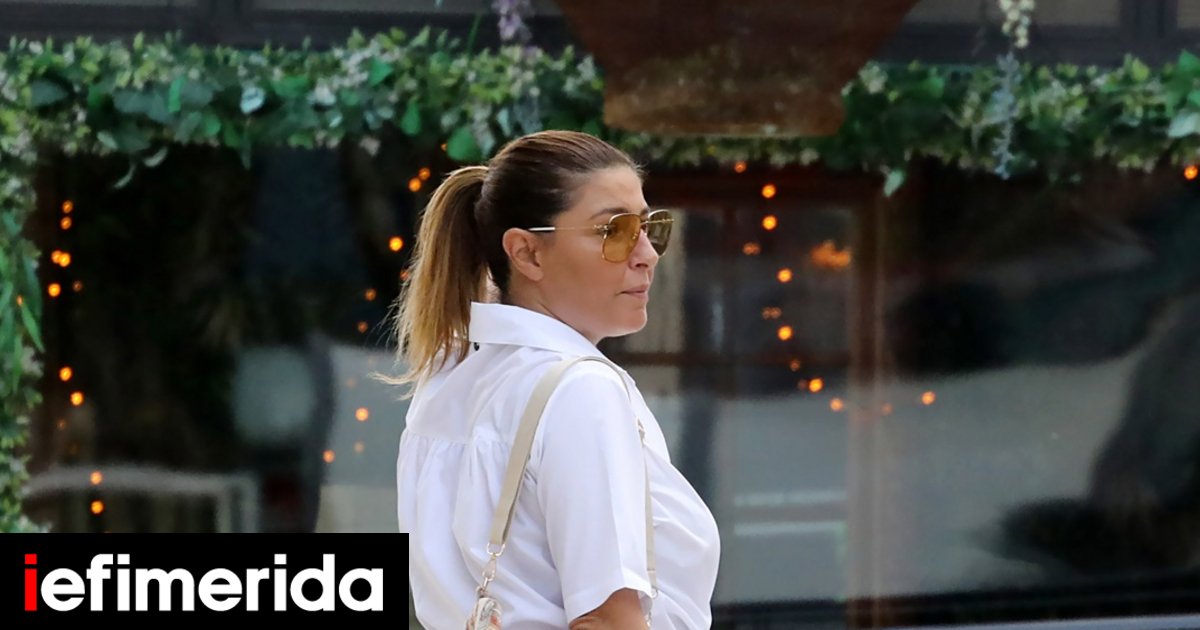 Η Ελενα Παπαρίζου φόρεσε το πιο άνετο τζιν με λευκά sneakers -Το casual ...