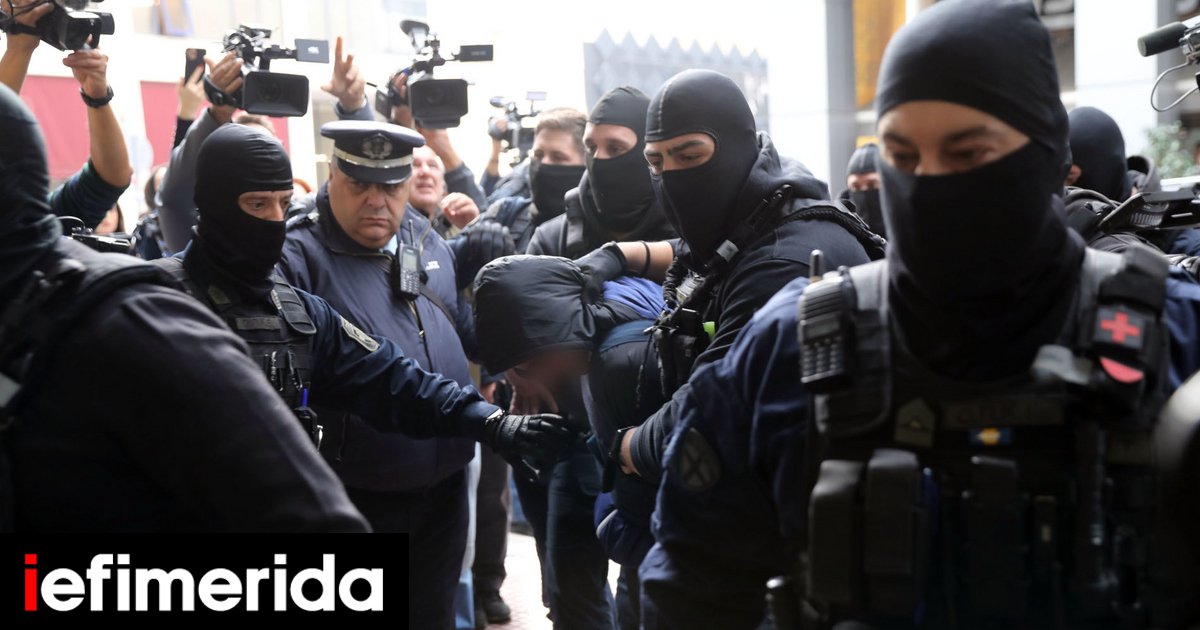 Στον ανακριτή ο 18χρονος για την επίθεση με τη φωτοβολίδα στον ...
