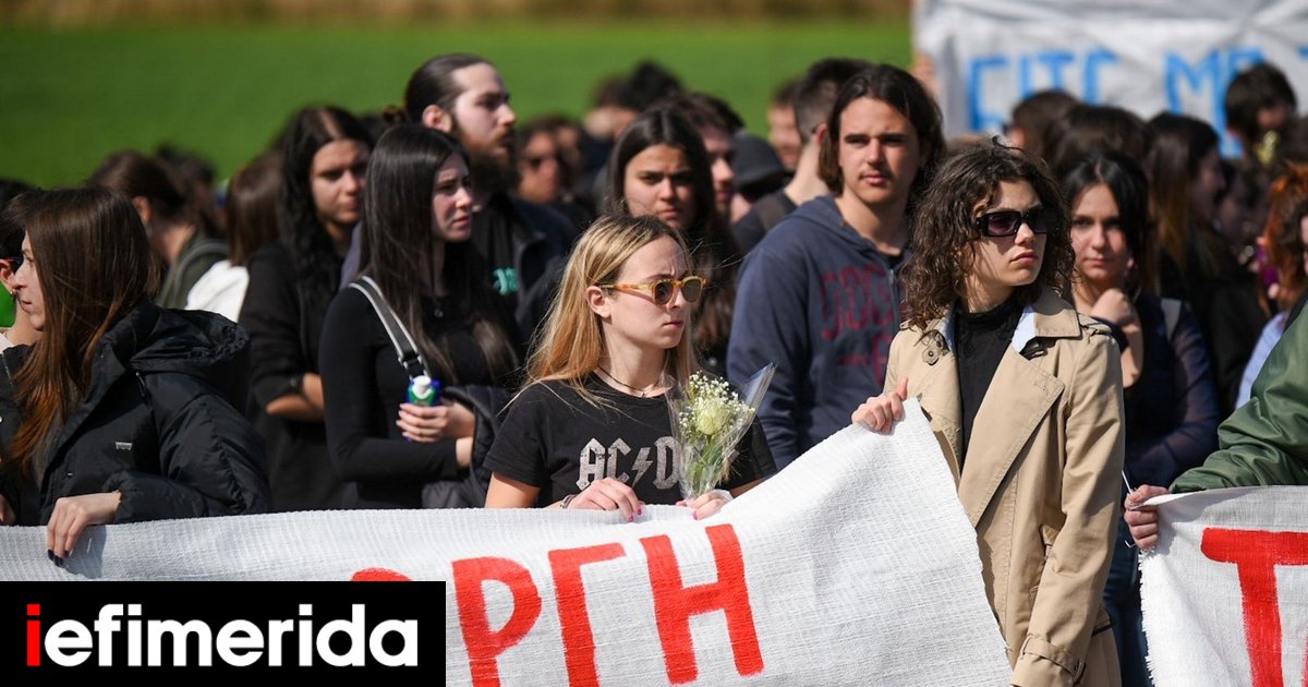 Φοιτητές στα Τέμπη με λουλούδια στα χέρια απέτισαν φόρο τιμής στους 57 ...