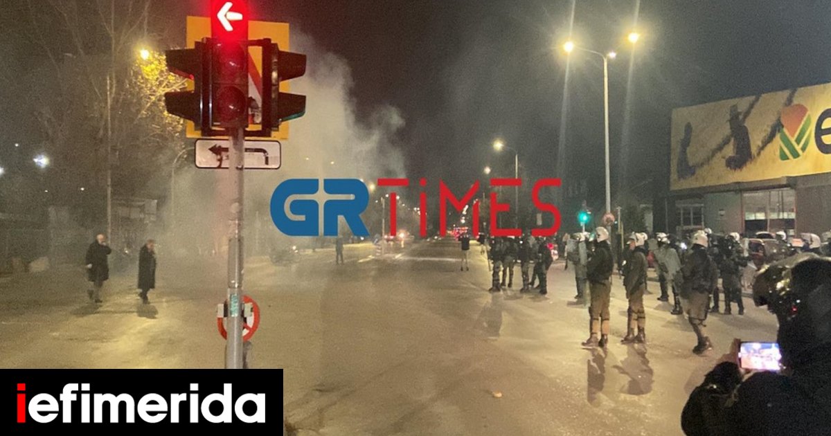 Θεσσαλονίκη: Επεισόδια μεταξύ κουκουλοφόρων και ΜΑΤ έξω από το ΑΠΘ ...
