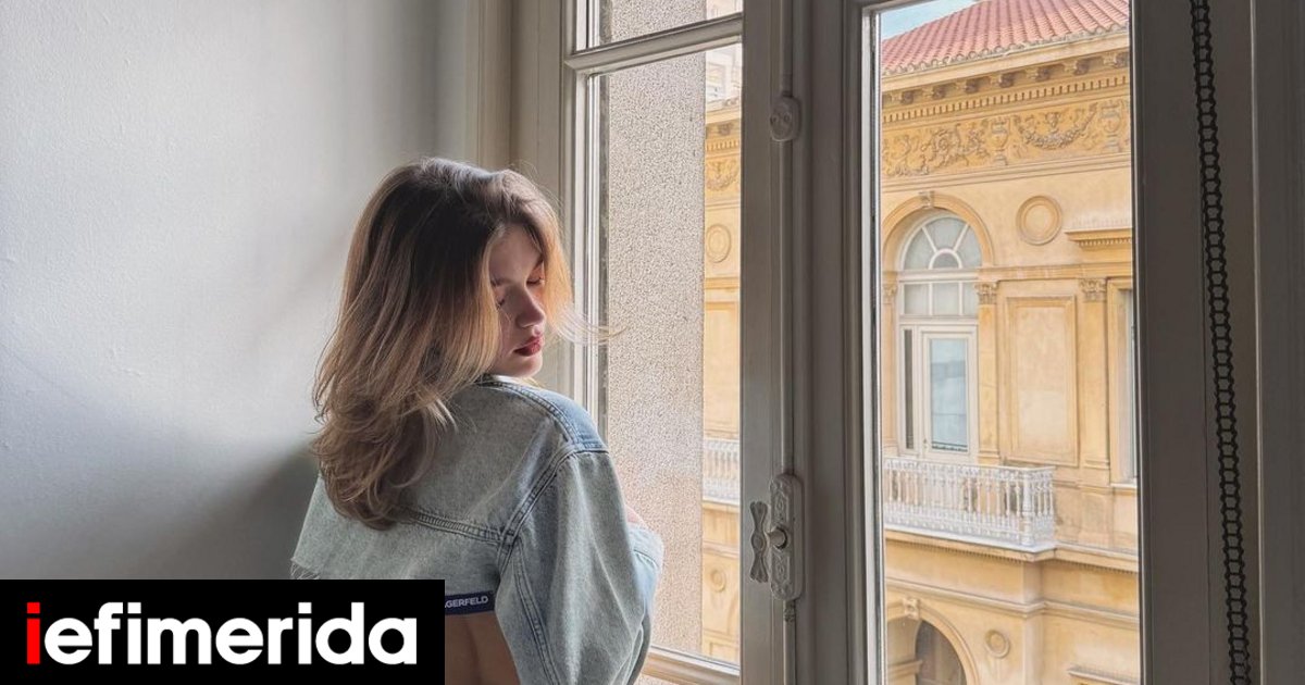 H Κλέλια Ανδριολάτου ποζάρει τόπλες στο Instagram -Το σέξι look με ψηλόμεσο τζιν [εικόνα ...