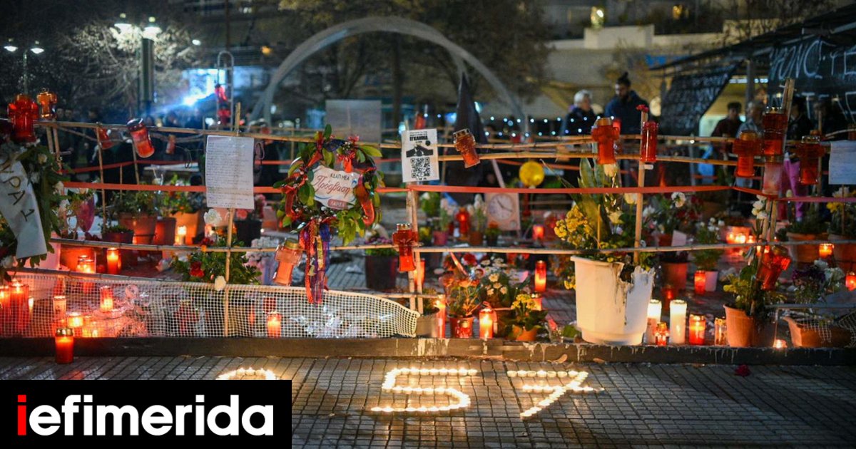 Λάρισα: Αναψαν κεράκια στις 23:22 έξω από τον ΟΣΕ, την ώρα της ...