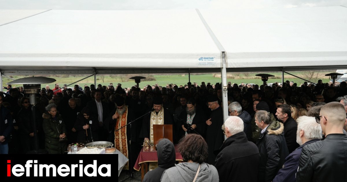 Τέμπη: Λύγισε ο ιερέας που διάβασε τα ονόματα των 57 θυμάτων στο ...