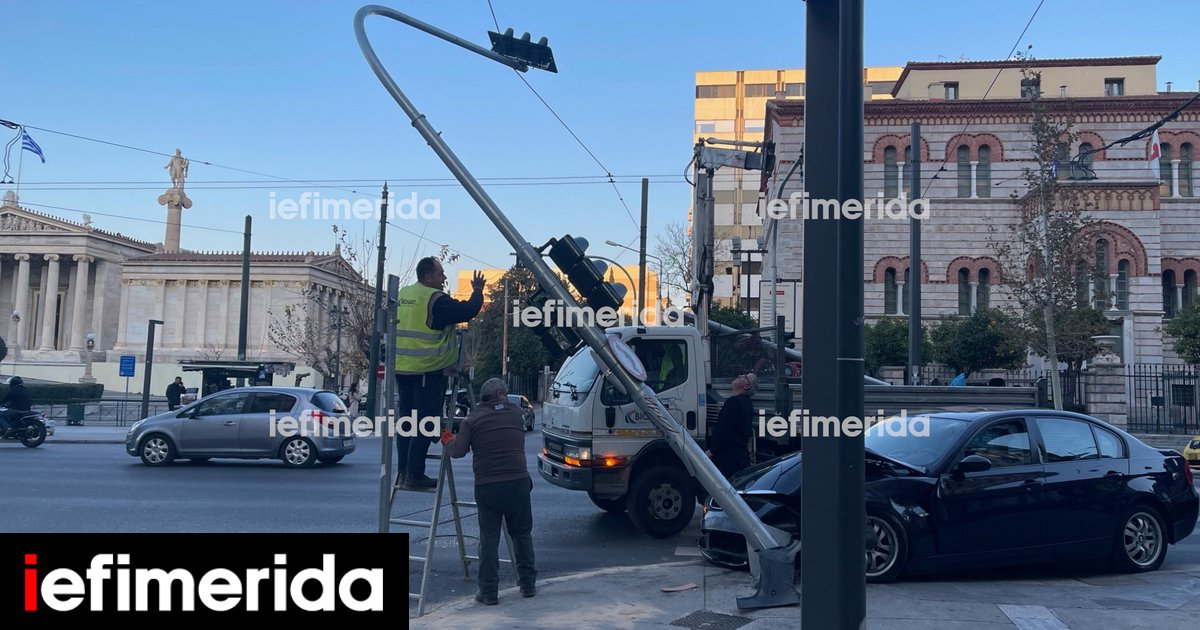 Τροχαίο στο κέντρο της Αθήνας: Αυτοκίνητο έπεσε πάνω σε φανάρι στην ...