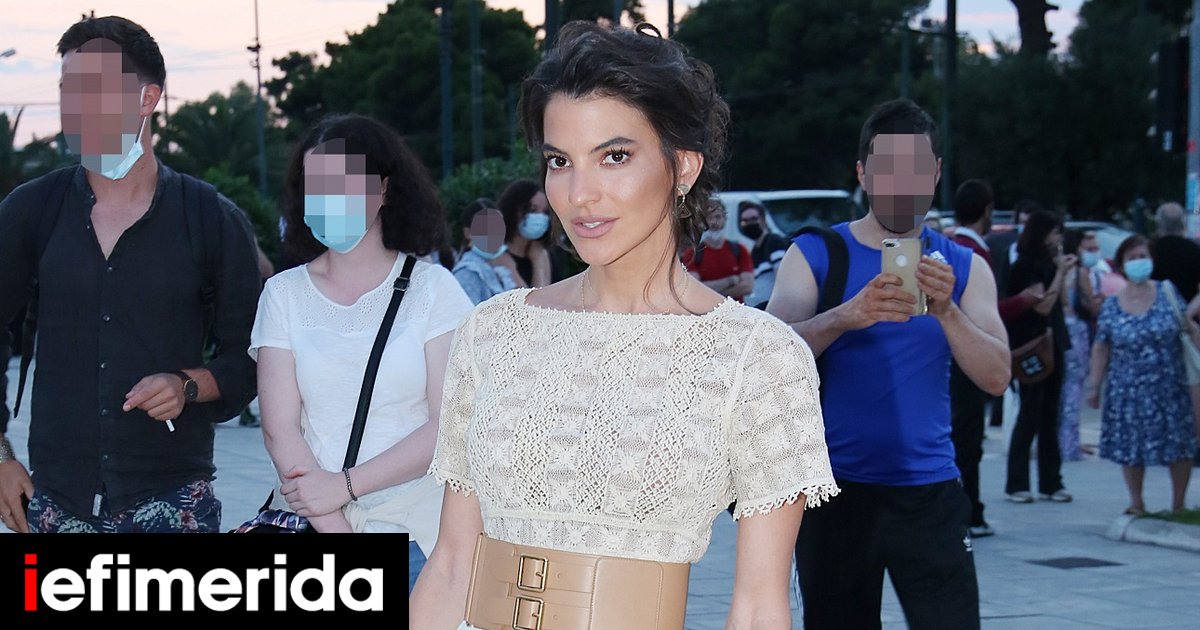 Η Δήμητρα Κούστα και η Κάρλα Μπρούνι με παρόμοιο στιλ στο show του ...