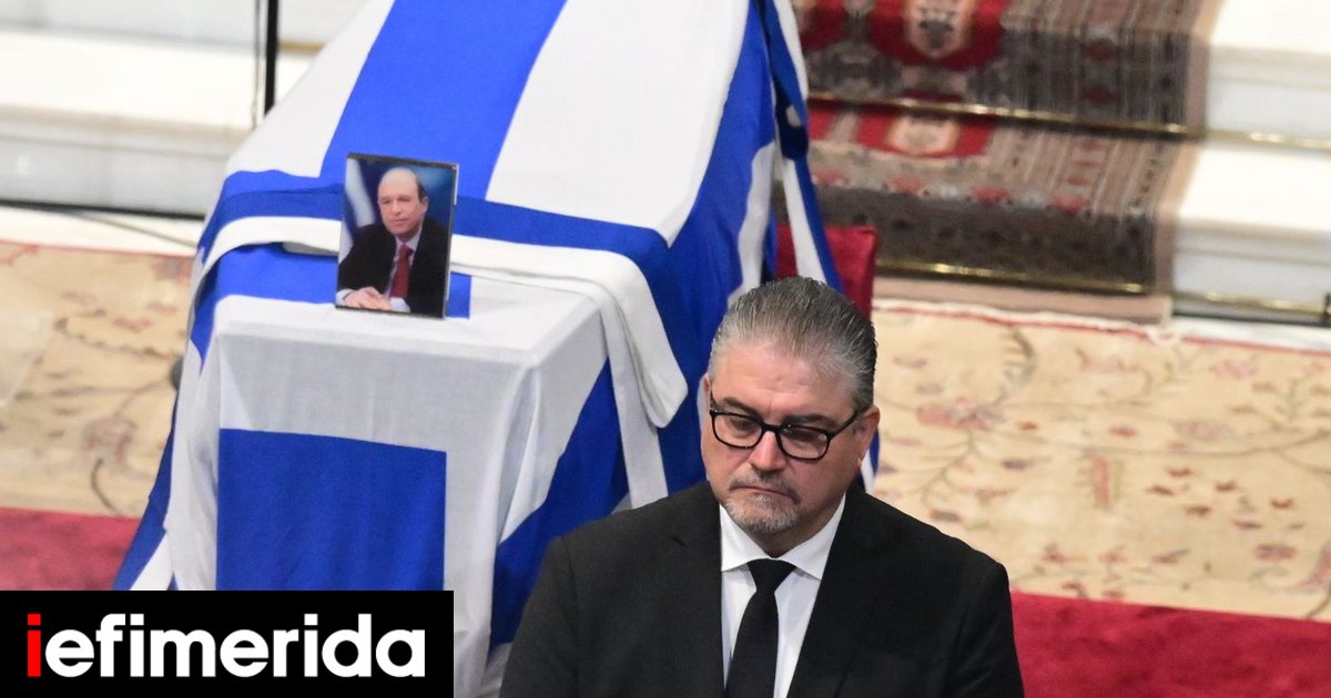 «Φρουρός» πλάι στη σορό του Κώστα Σημίτη ο άνθρωπος που υπήρξε η «σκιά ...