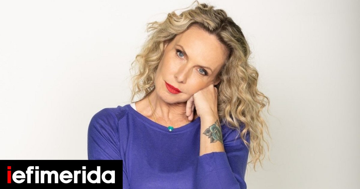 Η Εβελίνα Παπούλια ποζάρει με κοντό μπλουζάκι και κολάν -Η εντυπωσιακή γράμμωση στα 53 της ...