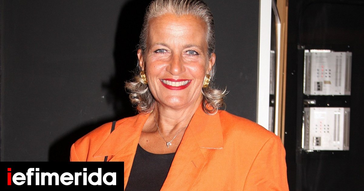 Η Λουκία Παπαδάκη με σούπερ μίνι φούστα και μπότες στα 62 -Η εμφάνιση στο θέατρο [εικόνα ...