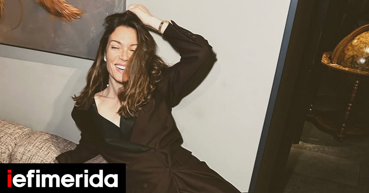 Κάτι ανάμεσα σε φόρεμα και παλτό -Η Βίκυ Καγιά με το κομμάτι που απογειώνει κάθε εμφάνιση ...