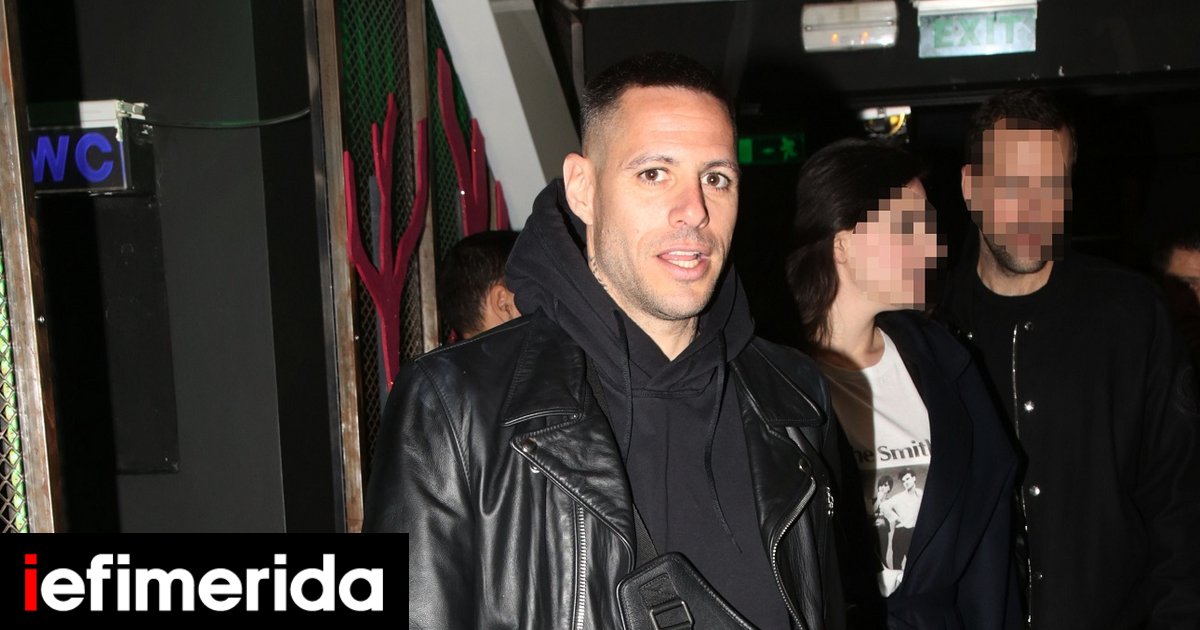 Ο Πάρις Κασιδόκωστας φωτογραφίζεται με την Άννα Βίσση, σε ρόλο ντράμερ ...