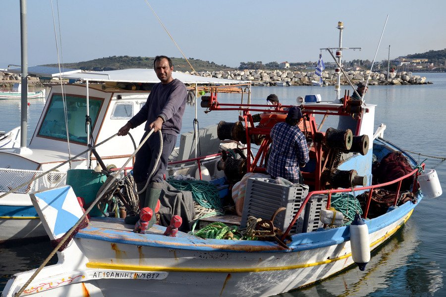 Κώστας Καραμανώλης: Ο 35χρονος που μοιράζει ψάρια στα προσφυγόπουλα ...