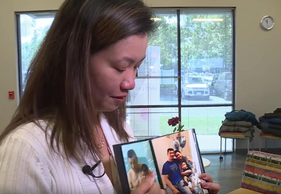 Γυναίκα καταρρέει ακούγοντας την καρδιά του συντρόφου της να χτυπά στο ...