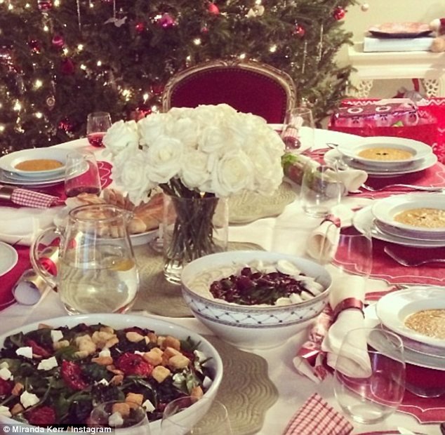 Πρόκληση: Η Miranda Kerr έστρωσε χριστουγεννιάτικο τραπέζι μόνο με ...