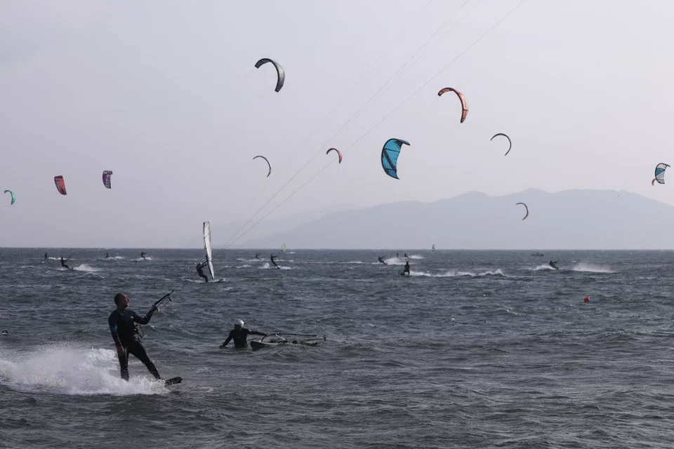 Κατέκλυσαν τις παραλίες στην Αρτέμιδα για kite surf - Γέμισε χρώματα ο ...