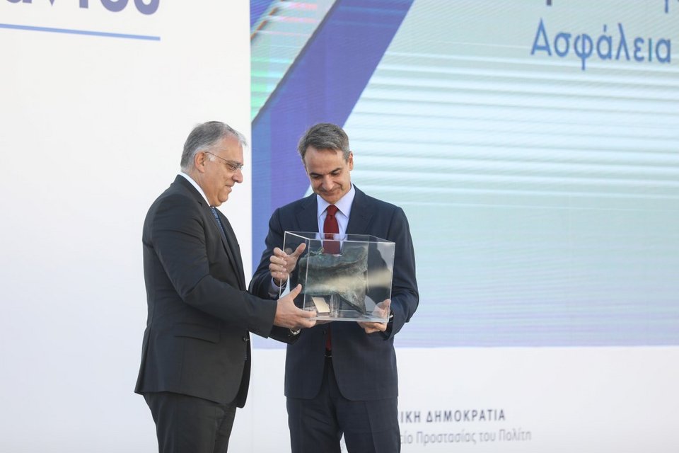 Το ιδιαίτερο δώρο που έκανε ο Θεοδωρικάκος στον Μητσοτάκη [εικόνες ...