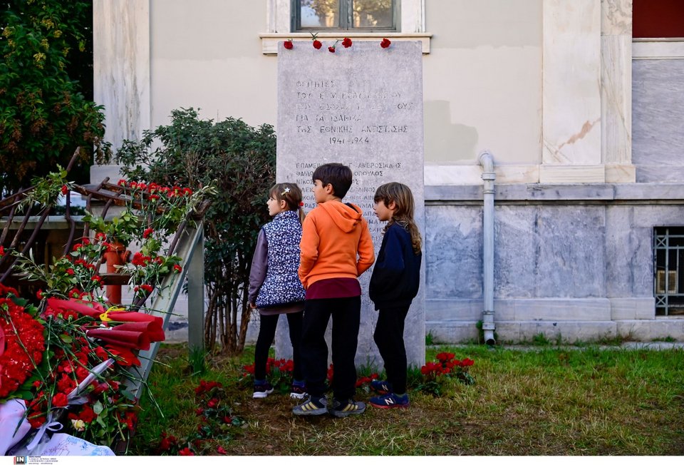 Πολυτεχνείο: Ανοιχτές οι πύλες έως τις 13:00 -Πολίτες πηγαίνουν για να ...