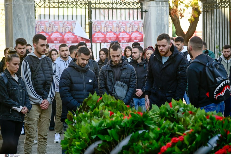 Πολυτεχνείο: Ανοιχτές οι πύλες έως τις 13:00 -Πολίτες πηγαίνουν για να ...