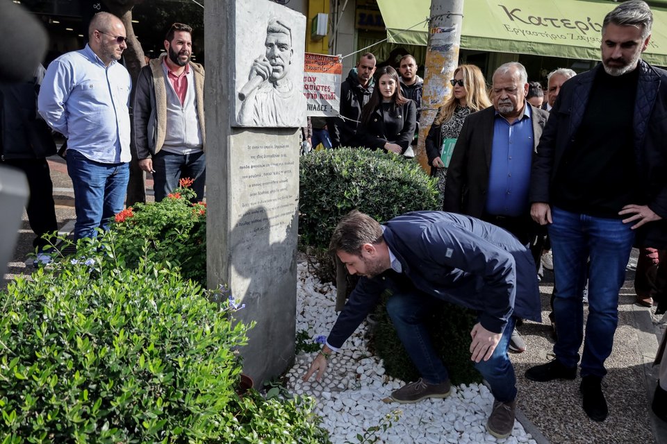 Περιοδεία Ανδρουλάκη στο Κερατσίνι: Συνομίλησε με πολίτες, άφησε ...