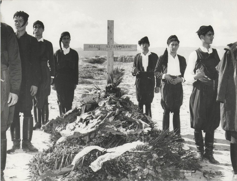Συγκλονιστικές φωτό από την κηδεία του Νίκου Καζαντζάκη πριν 65 χρόνια ...