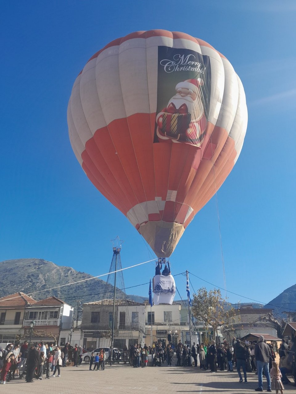 Εκπληξη στην Πάργα -Ο Αγιος Βασίλης έφτασε με αερόστατο [εικόνες ...