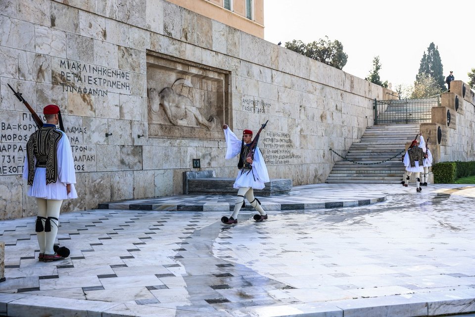 Στο μνημείο του Αγνώστου Στρατιώτη για την αλλαγή φρουράς η Κατερίνα ...