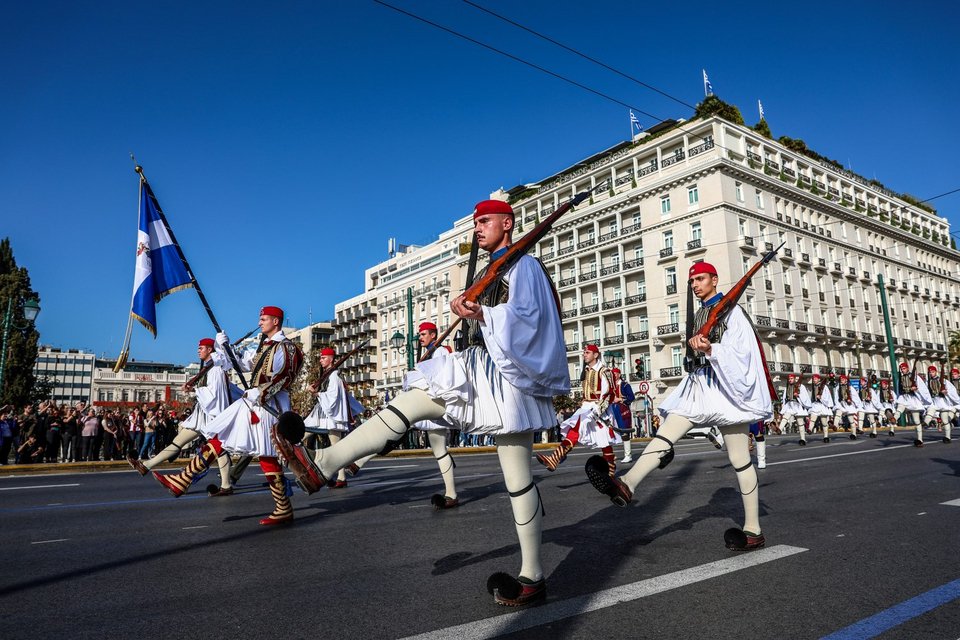 Στο μνημείο του Αγνώστου Στρατιώτη για την αλλαγή φρουράς η Κατερίνα ...