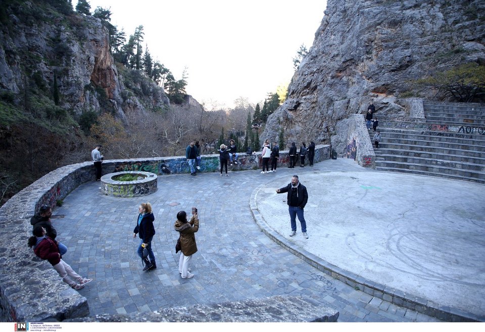 Ένα άγαλμα στον ποταμό, καταρράκτες και λιθόστρωτα -Μαγικός προορισμός ...