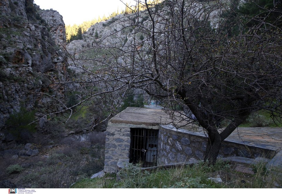 Ένα άγαλμα στον ποταμό, καταρράκτες και λιθόστρωτα -Μαγικός προορισμός ...