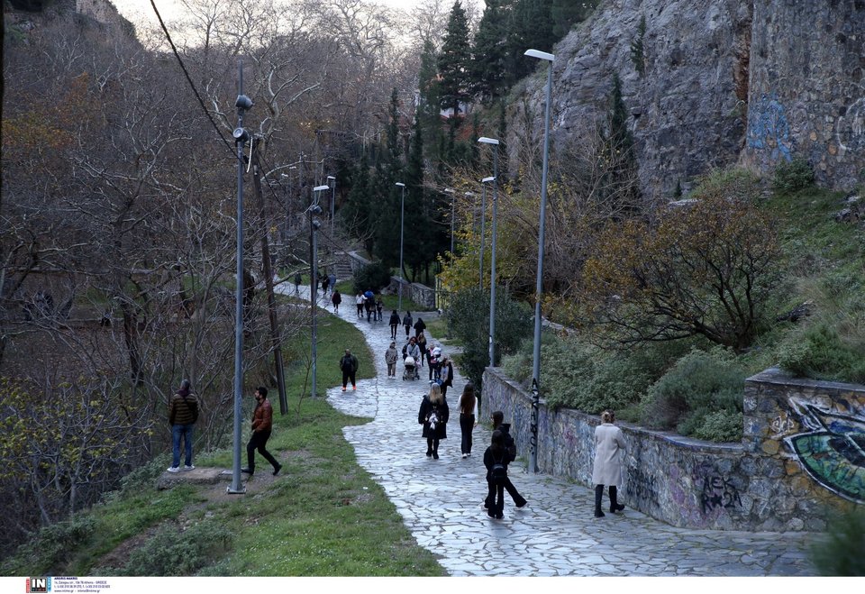 Ένα άγαλμα στον ποταμό, καταρράκτες και λιθόστρωτα -Μαγικός προορισμός ...