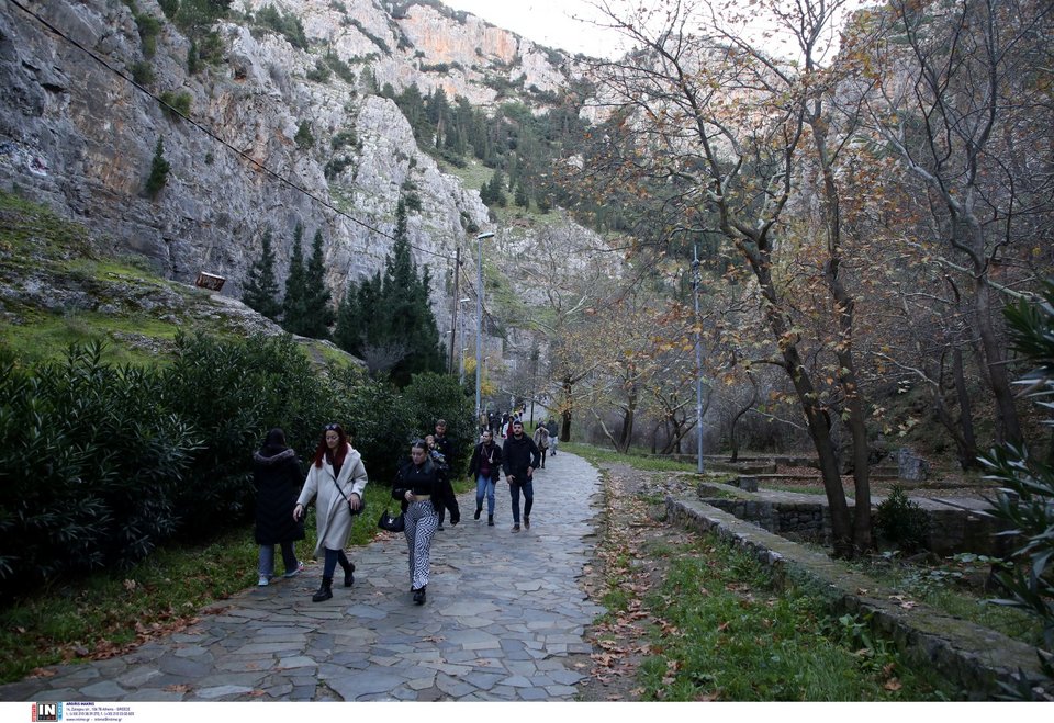 Ένα άγαλμα στον ποταμό, καταρράκτες και λιθόστρωτα -Μαγικός προορισμός ...
