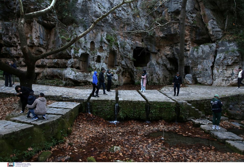 Ένα άγαλμα στον ποταμό, καταρράκτες και λιθόστρωτα -Μαγικός προορισμός ...
