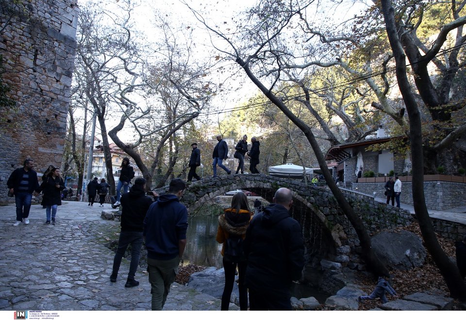 Ένα άγαλμα στον ποταμό, καταρράκτες και λιθόστρωτα -Μαγικός προορισμός ...