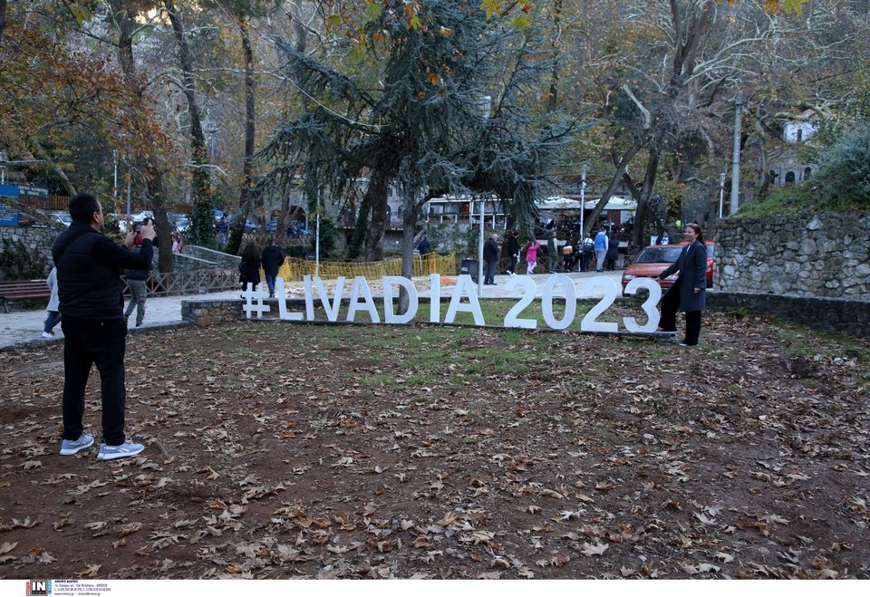 Ένα άγαλμα στον ποταμό, καταρράκτες και λιθόστρωτα -Μαγικός προορισμός ...