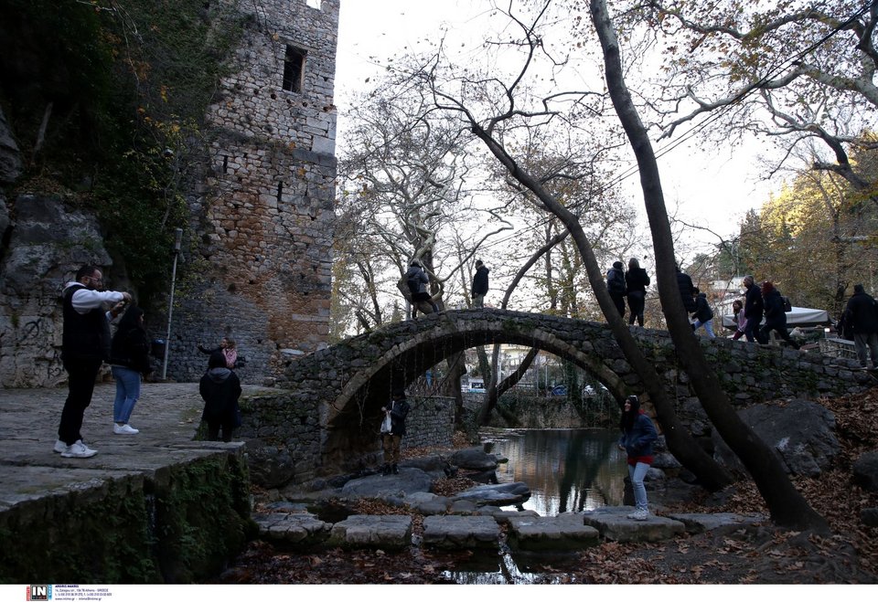 Ένα άγαλμα στον ποταμό, καταρράκτες και λιθόστρωτα -Μαγικός προορισμός ...